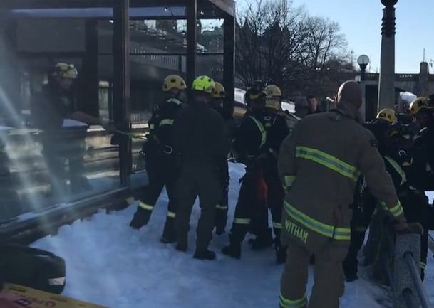 Ottawa fire rope team rescues person stuck on ice shelf near NAC
