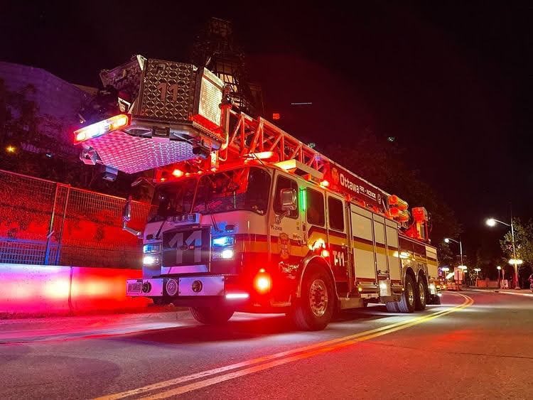 Firefighter suffers minor injury while battling row house blaze in Kanata