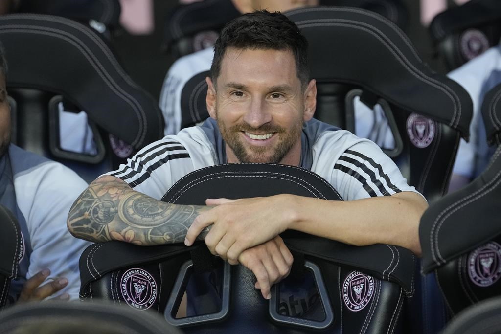 Lionel Messi scores a sensational game-winning goal on a free kick in ...