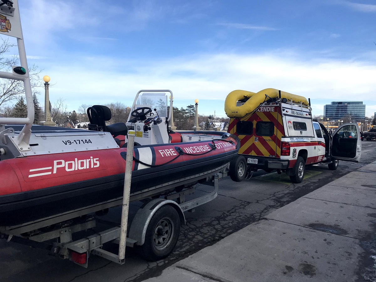 OFS rescue kayakers two kayakers near Deschênes Rapids