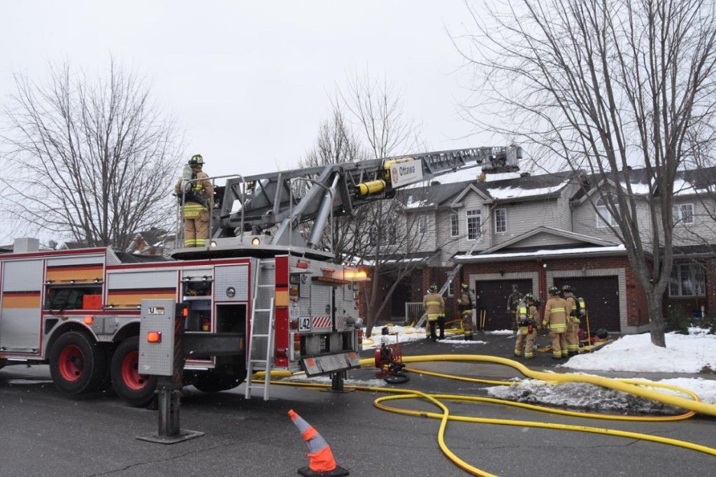 Firefighter sustains minor injury in Kanata townhouse fire
