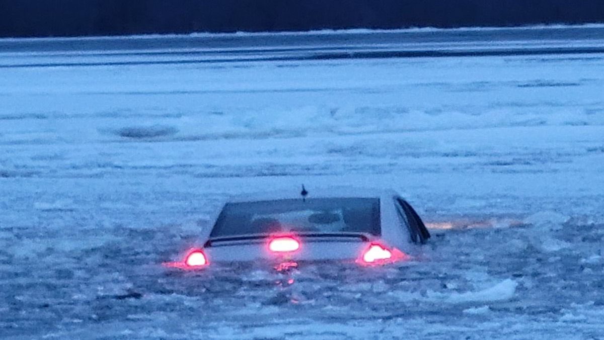 Car falls through ice into the Ottawa river