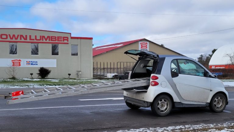 Smart car driver tries to transport big ladder through Carleton Place