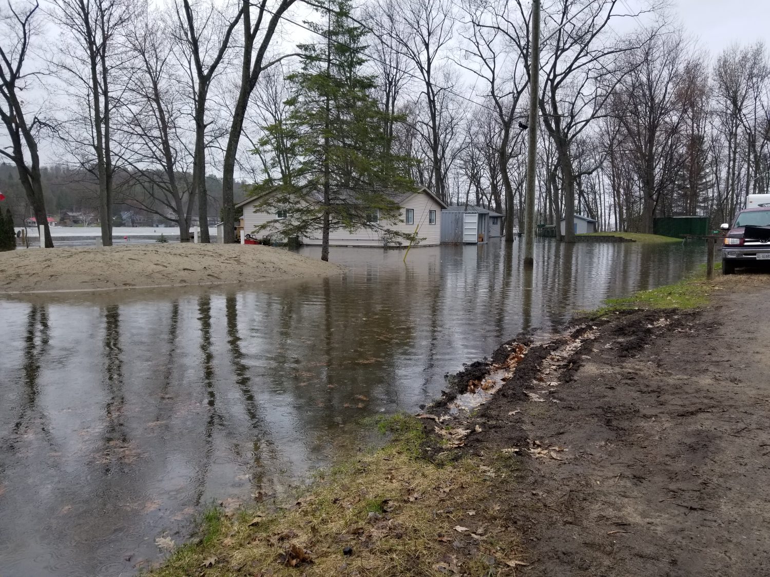 Voluntary evacuations in Constance Bay as city shuts down Bayview Drive