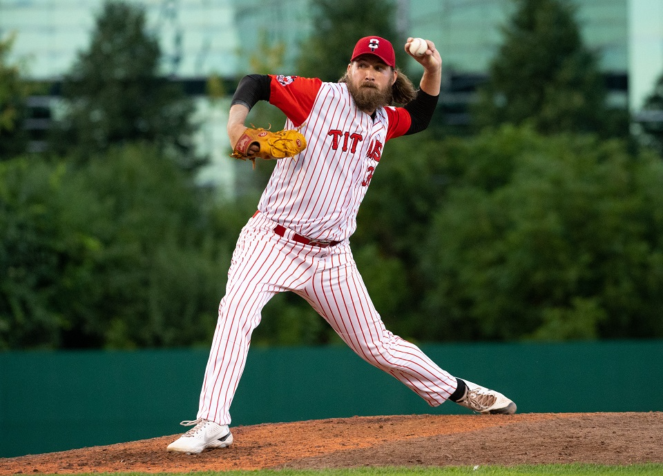 Ottawa Titans re-sign pitcher Chris Burica